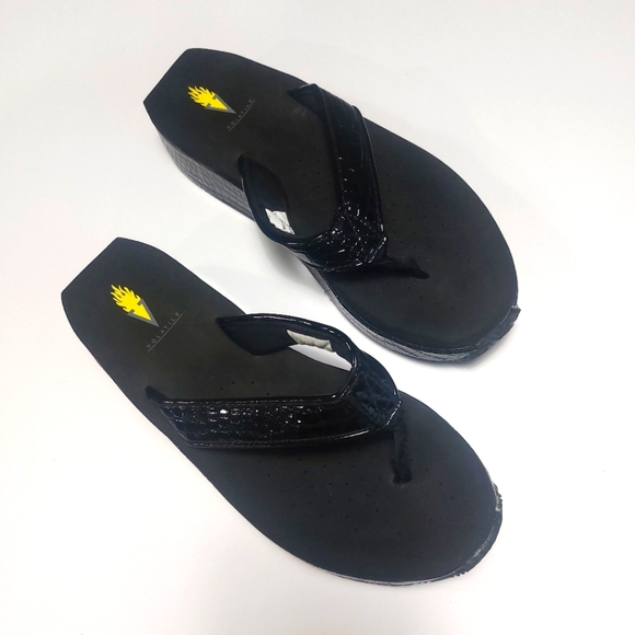 Volatile | Shoes | Volatile Black Sandals Casual Minimalist Design ...